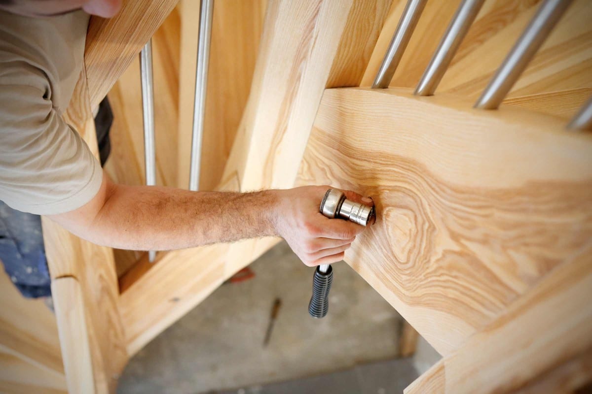 Comment rénover un escalier en bois : Guide facile